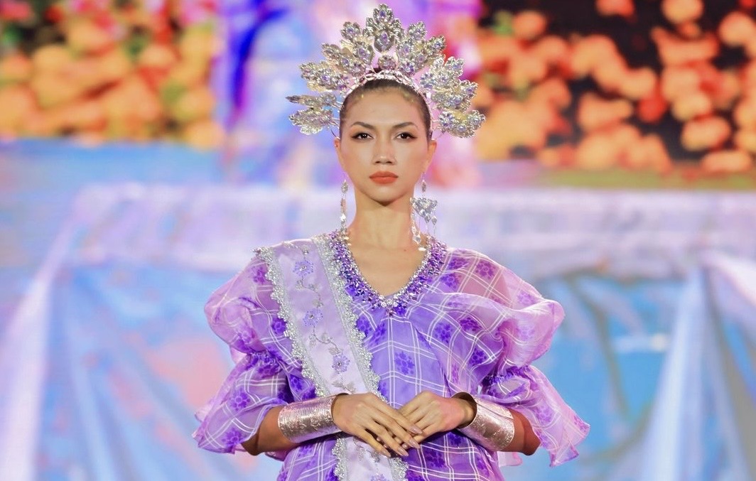Model Asal Makassar Deacy Hayer Bawa Harum Nama Indonesia di Pentas ...